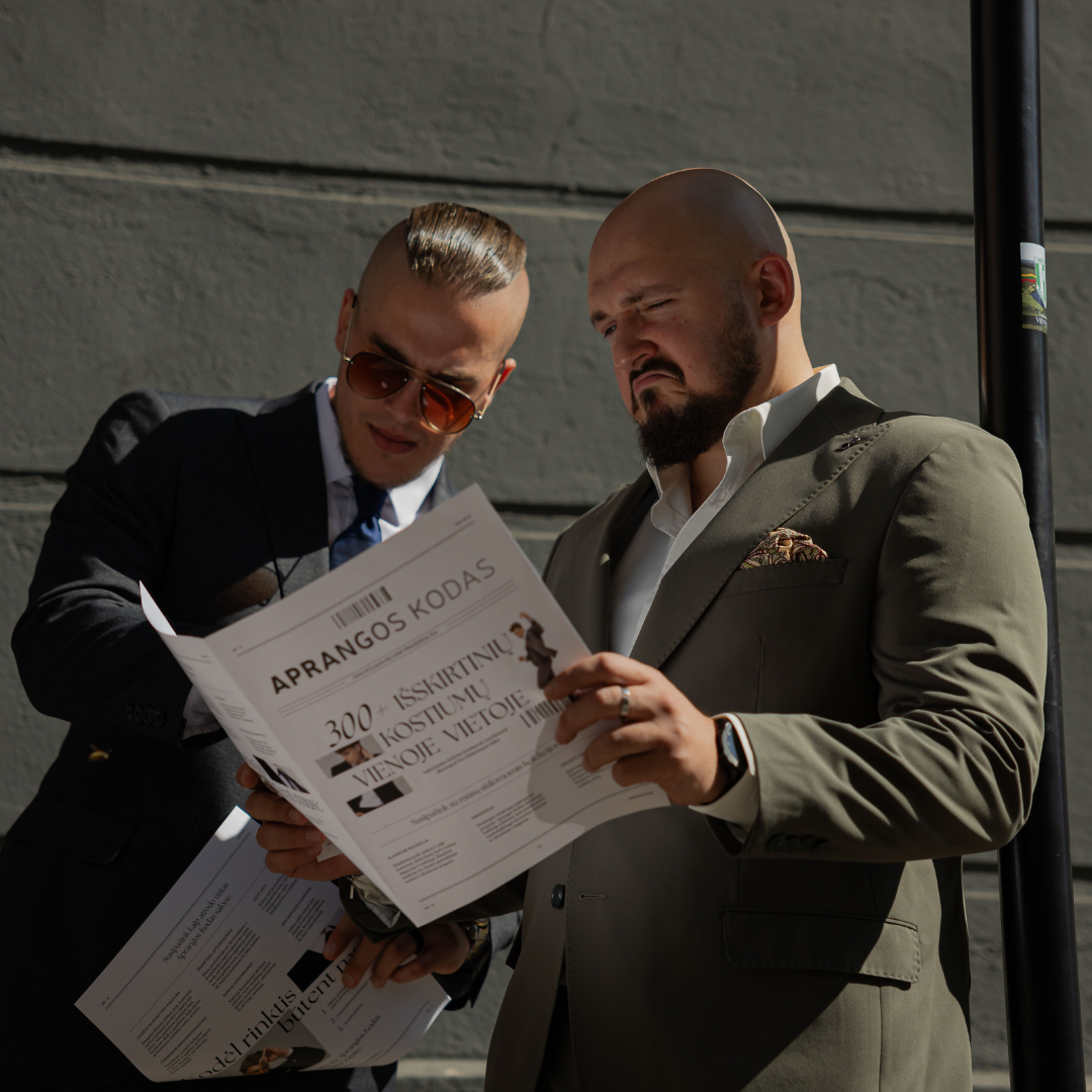 Vyro su kostiumu galia: nesenstanti klasika – Aprangos Kodas