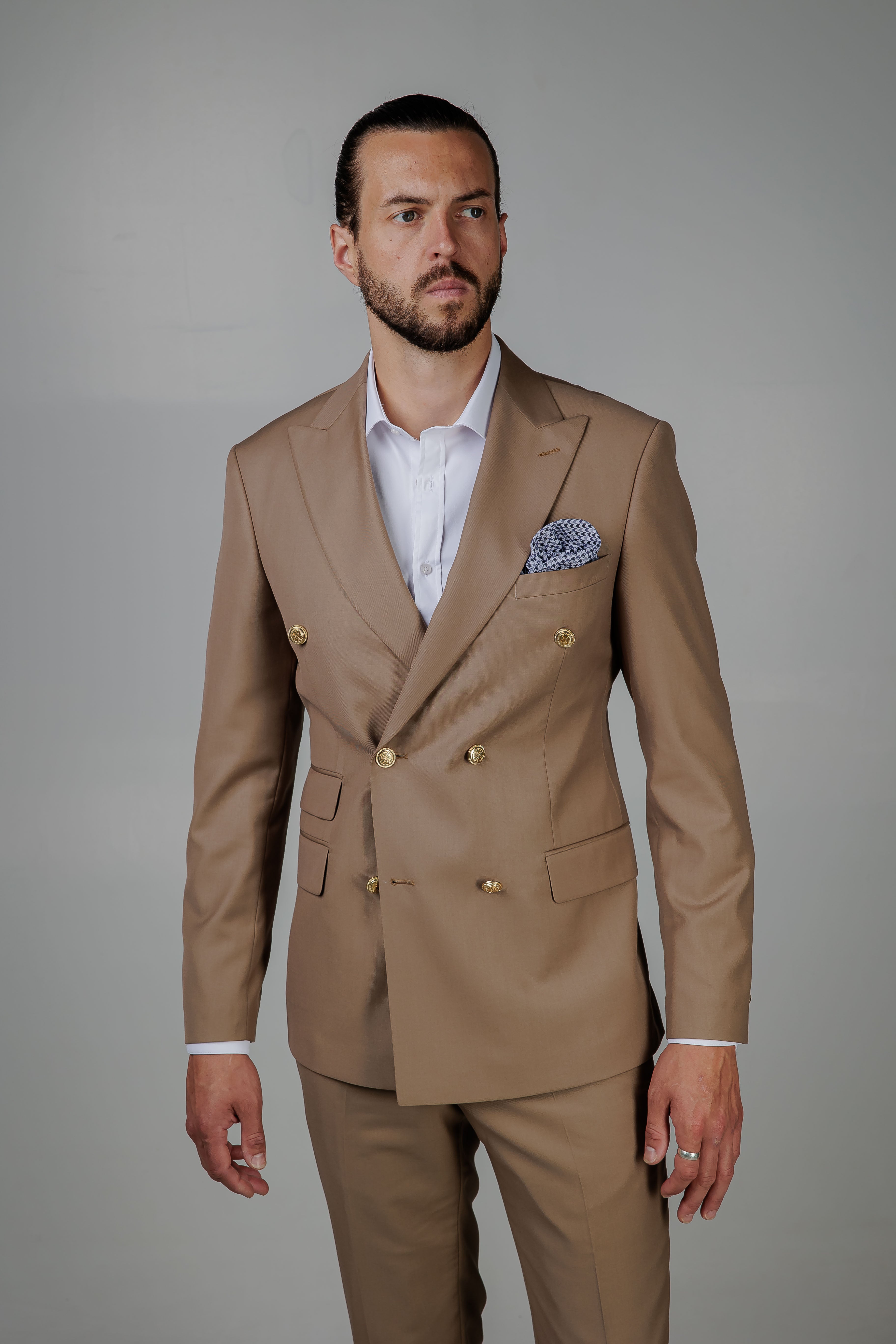 Dviejų dalių kreminis kostiumas su dvieiliu švarku – Aprangos Kodas