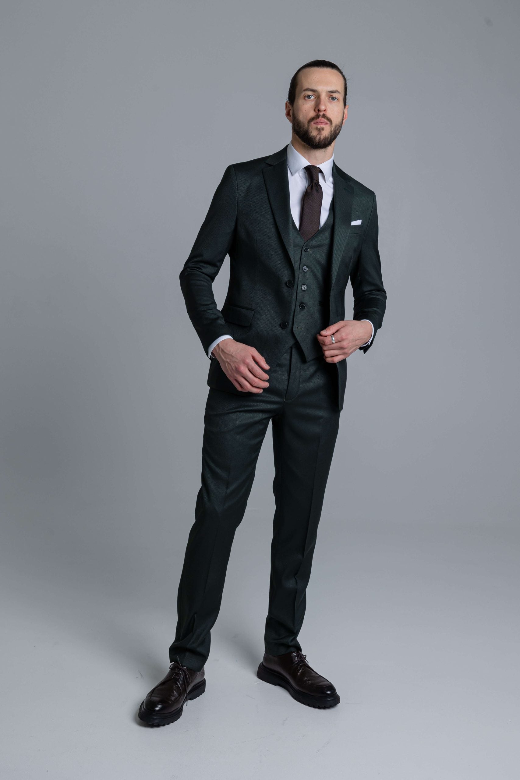 Trijų dalių žalios spalvos kostiumas – Aprangos Kodas