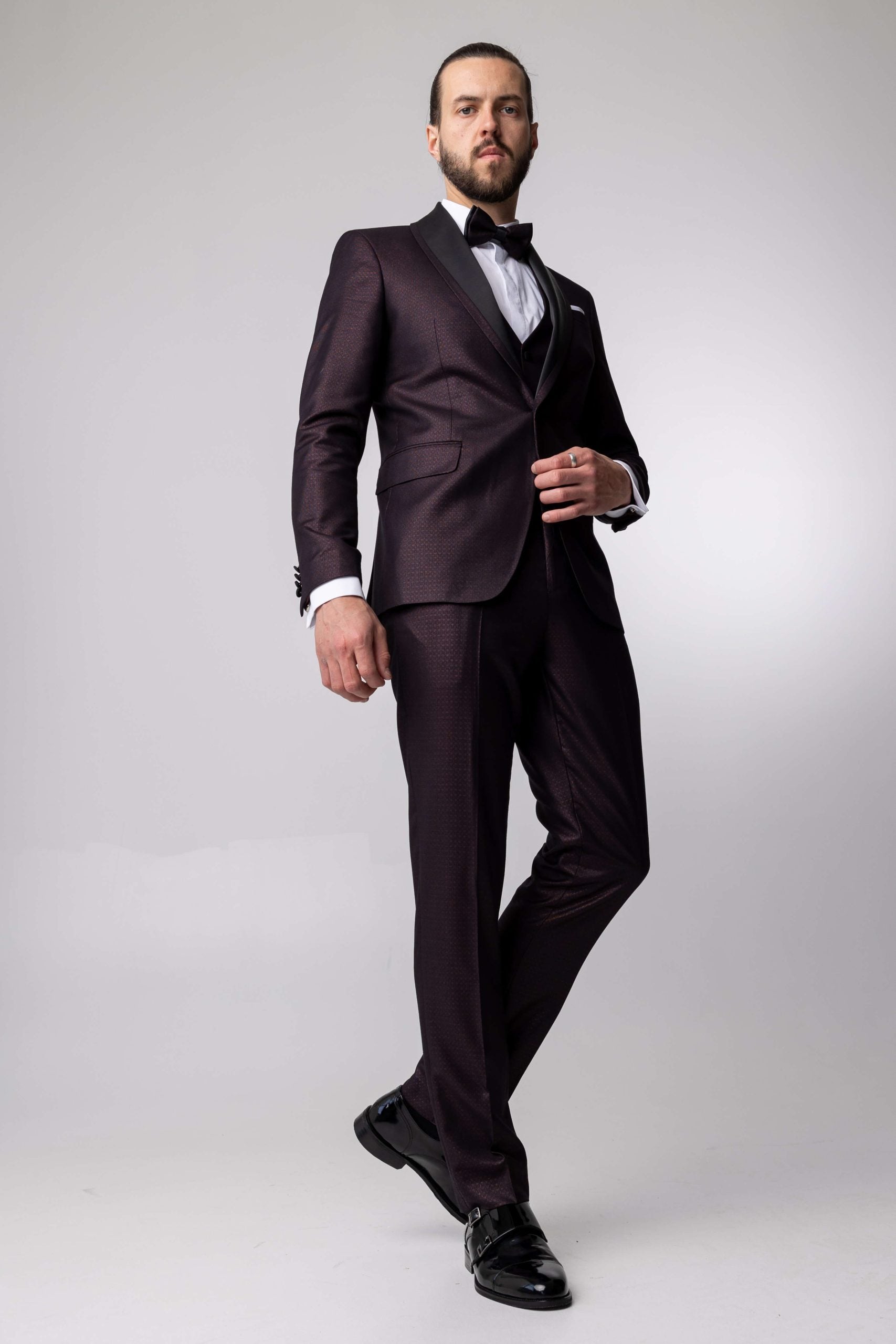 Trijų dalių bordo smokingas su peteliške – Aprangos Kodas